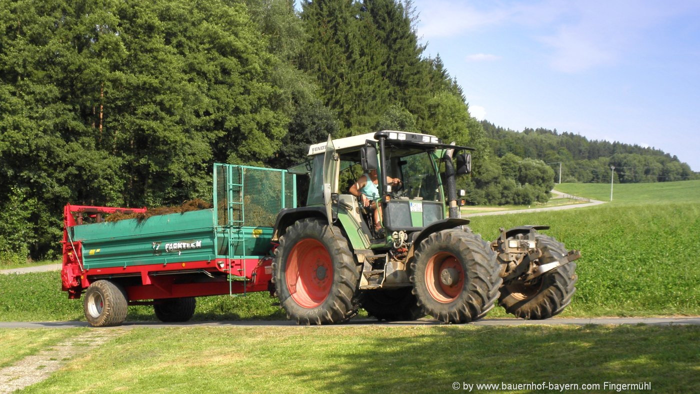 Urlaub am Bauernhof in Bayern mit Traktor fahren